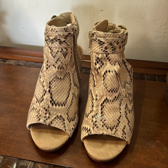 BareTraps | Shoes | Euc Like New Baretraps Peek A Boo Toe Booties ...